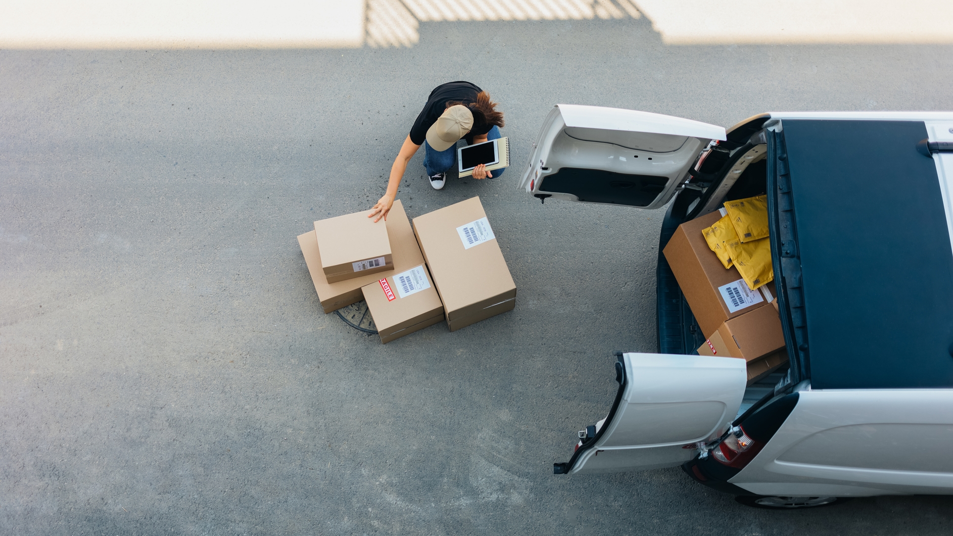 Choosing the right parcel carrier: the must-haves | Intelcom